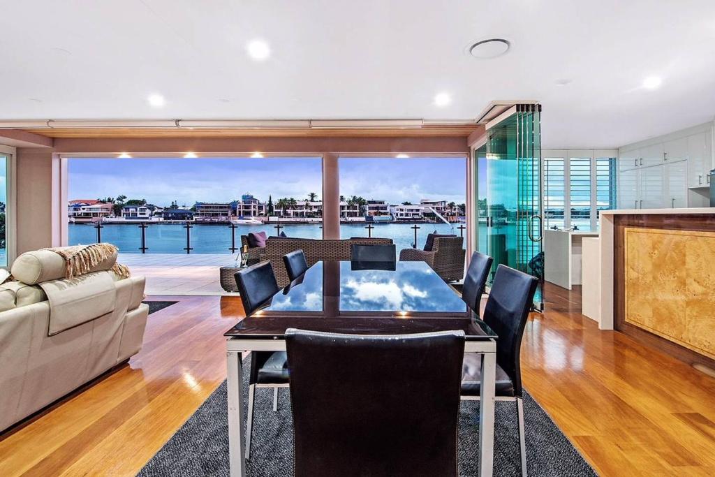 Million Dollar Surfers Paradise Mansion - Gold Coast Private Homes